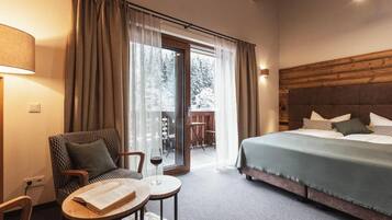 Quarto casal luxo, sacada, vista para a montanha | Roupas de cama antialérgicas, cofres nos quartos, Wi-Fi de cortesia