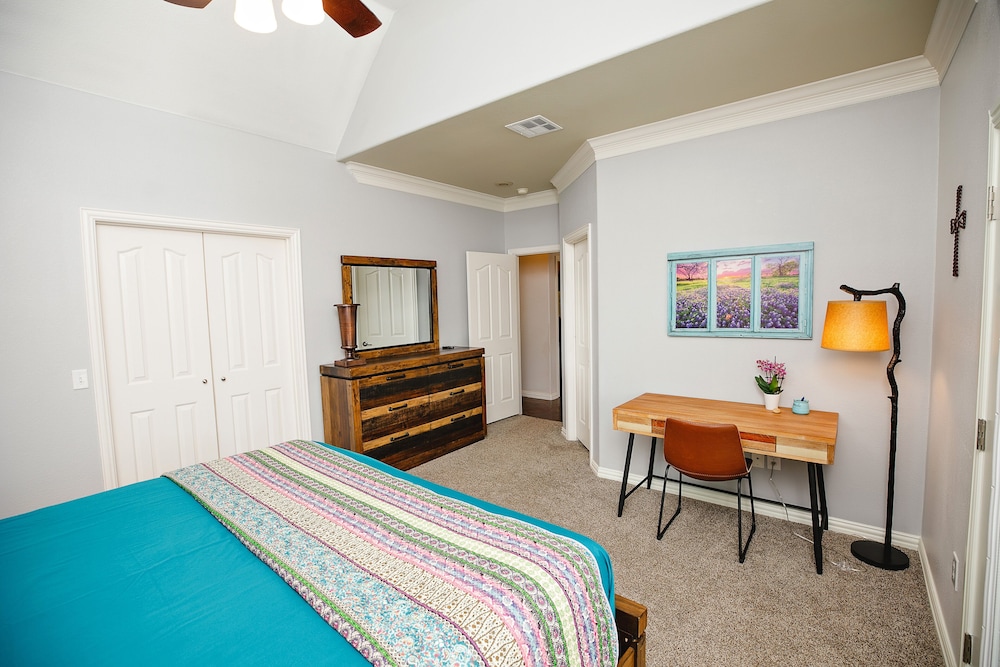Mother’s Day Retreat: Family Fun Poolside Bliss In Hill Country’s Johnson City! - Johnson City, TX