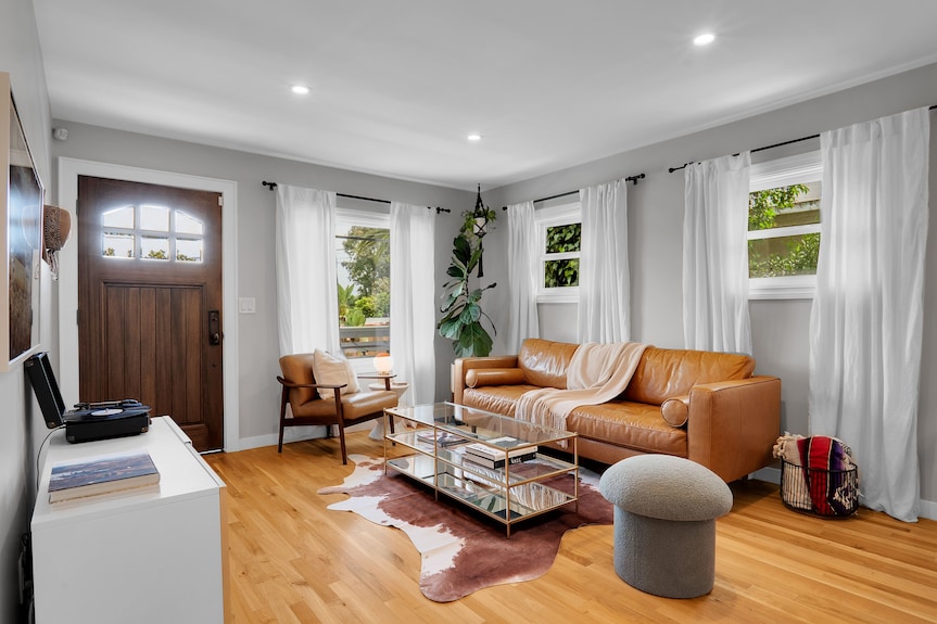 Mid-century Modern Craftsman Hillside Home - Rose Bowl Stadium - Pasadena