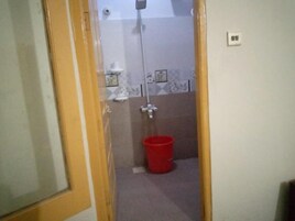 Chuveiro, produtos de toalete grátis, toalhas de banho 