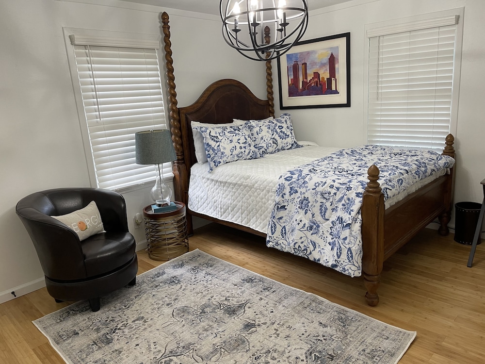 Pet-friendly City Cottage Near Ponce City Market And Piedmont Park - Buckhead, GA