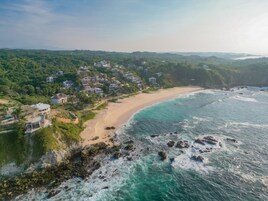 Perto da praia, areia branca 