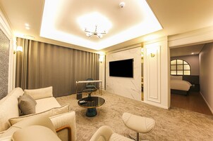 Executive Suite Family | Escrivaninha, Wi-Fi de cortesia, roupa de cama