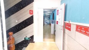 Corredor de hotel com escadaria de mármore, parede azul e sinalização indicando o 3º andar.