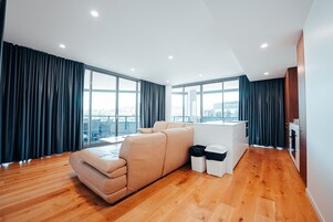 Apartamento Premium (Executive Retreat with Water Views) | Sala de estar | Smart TV de 85 de polegadas com canais digitais, televisor, Netflix 