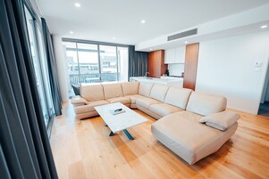 Apartamento Premium (Executive Retreat with Water Views) | Sala de estar | Smart TV de 85 de polegadas com canais digitais, televisor, Netflix 