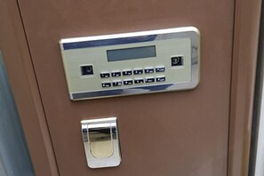 Uma fechadura eletrônica com teclado numérico na porta.