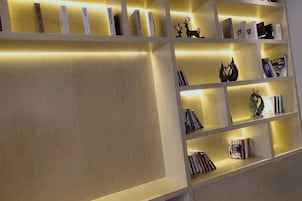 Uma estante com livros e objetos decorativos.