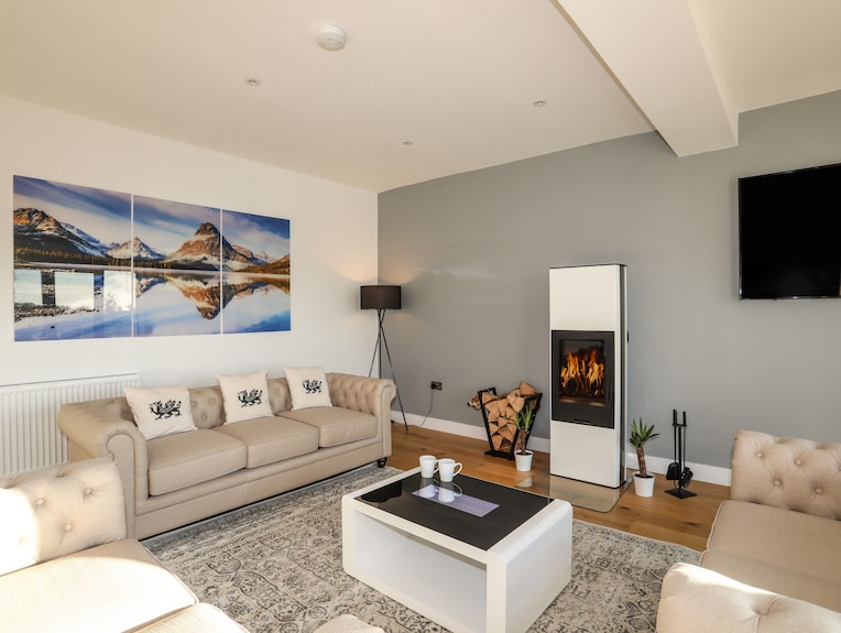 Bryn Min Manton Penthouse, Pet Friendly, With Hot Tub In Caernarfon - Gwynedd
