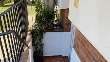 Apartamento, 1 quarto, pátio, vista para o jardim | Pormenores do exterior