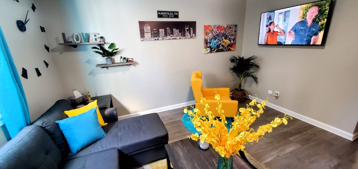 Cozy Private Duplex Unit 8 Minutes From Downtown And 12 Minutes From The Airport - Nashville, TN