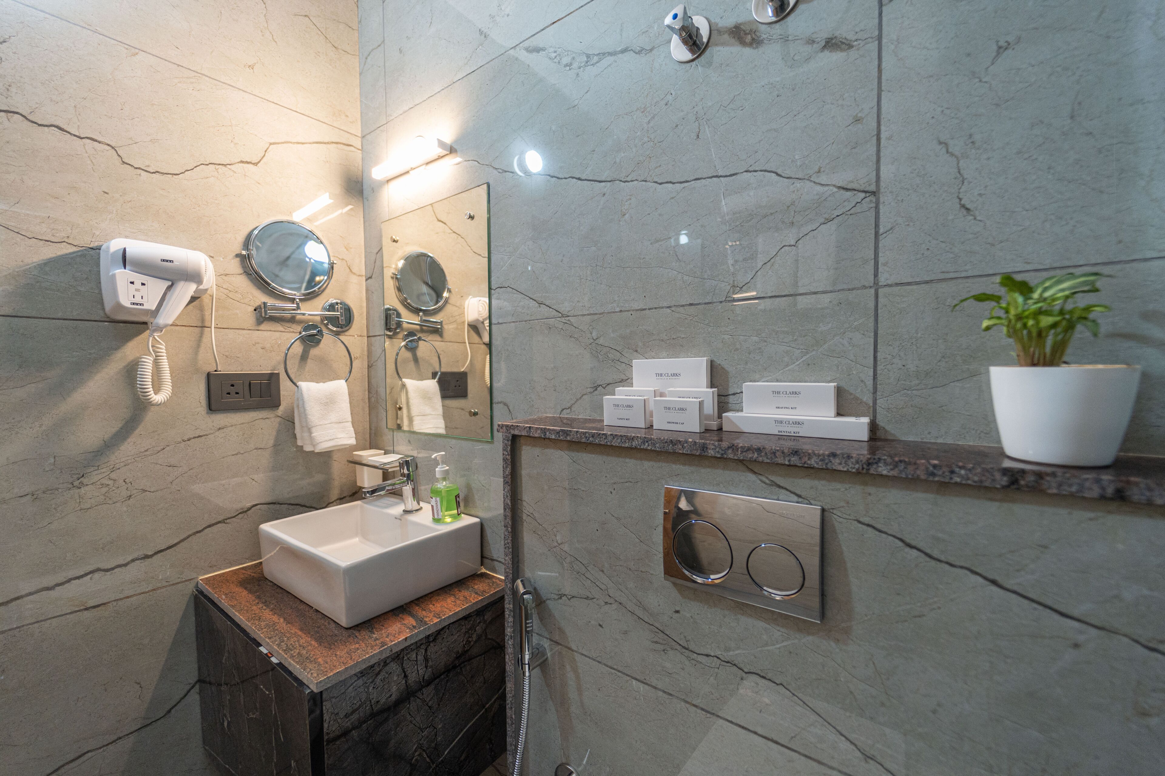 Quarto Executivo | Casa de banho | Um polibã, artigos de higiene pessoal grátis, um secador de cabelo 