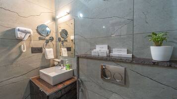 Quarto Executivo | Casa de banho | Um polibã, artigos de higiene pessoal grátis, um secador de cabelo