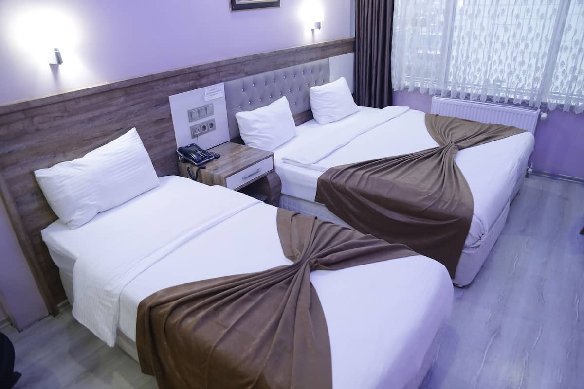 Quarto Triplo Standard | Roupa hipoalergénica, minibar, cofre no quarto