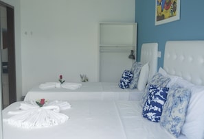 Quarto triplo standard | Escrivaninha, ferros/tábuas de passar roupa, Wi-Fi de cortesia