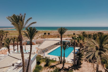 Fachada do alojamento. Hotel l'Oasis Gabes