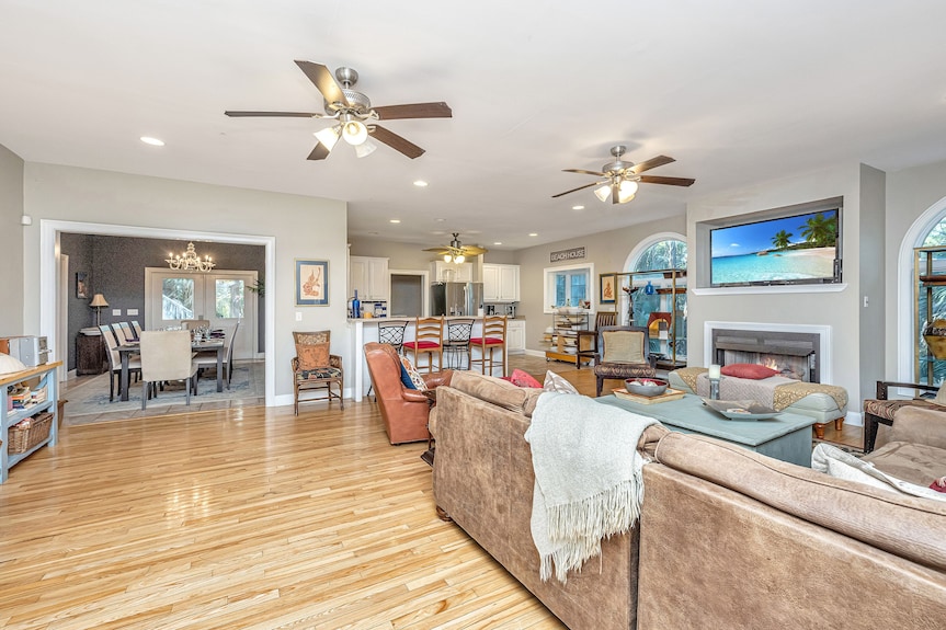Grand Beach Retreat: Hot Tub, Walk To Ocean, Large Screened In Porch - Kiawah Island, SC