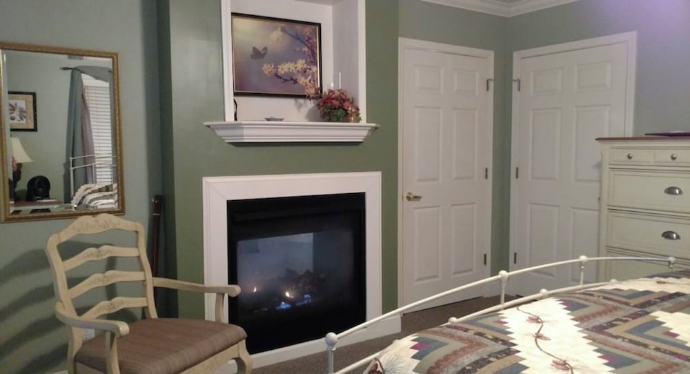 Riverside Relaxation Located Steps From Downtown & Overlooking The Chattahoochie - Cleveland, GA