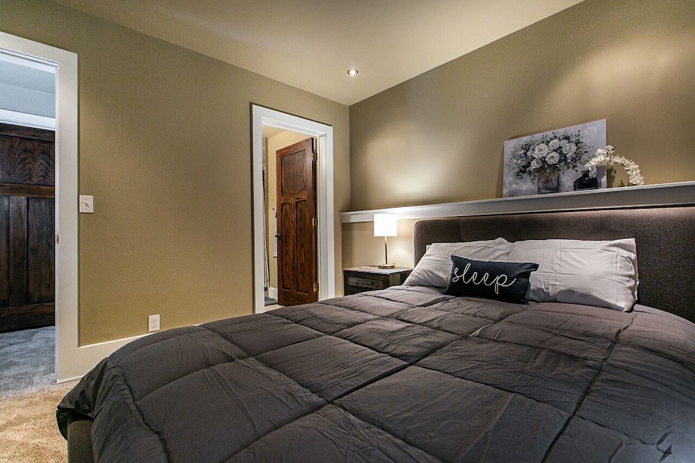 Modern Home In Historic Neighborhood With Lower Level Game Room! - Iowa