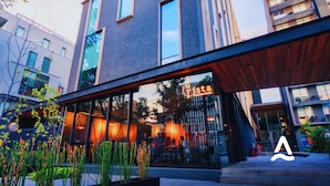 Um edifício moderno com um restaurante chamado 'Cista Restaurante' na entrada.