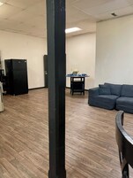 Apartamento Deluxe, 3 quartos, vista para o parque | Sala de estar | Smart TV de 100 de polegadas com canais digitais, televisor, Netflix 