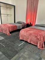 Apartamento Deluxe, 3 quartos, vista para o parque | 3 quartos, com decoração personalizada, secretária 