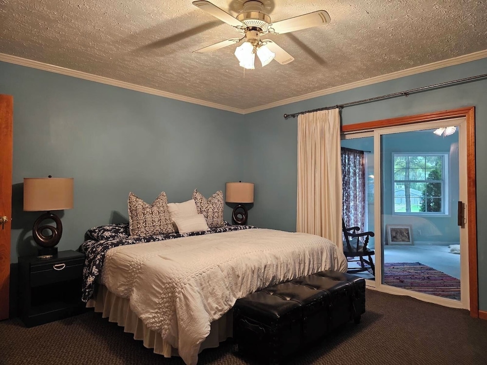 4 Bedrooms, 2 Bathrooms And A Three-season Playroom, Second-floor Unit. - Door County, WI