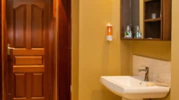 Apartamento Standard | Casa de banho | Um polibã, um chuveiro fixo, artigos de higiene pessoal grátis