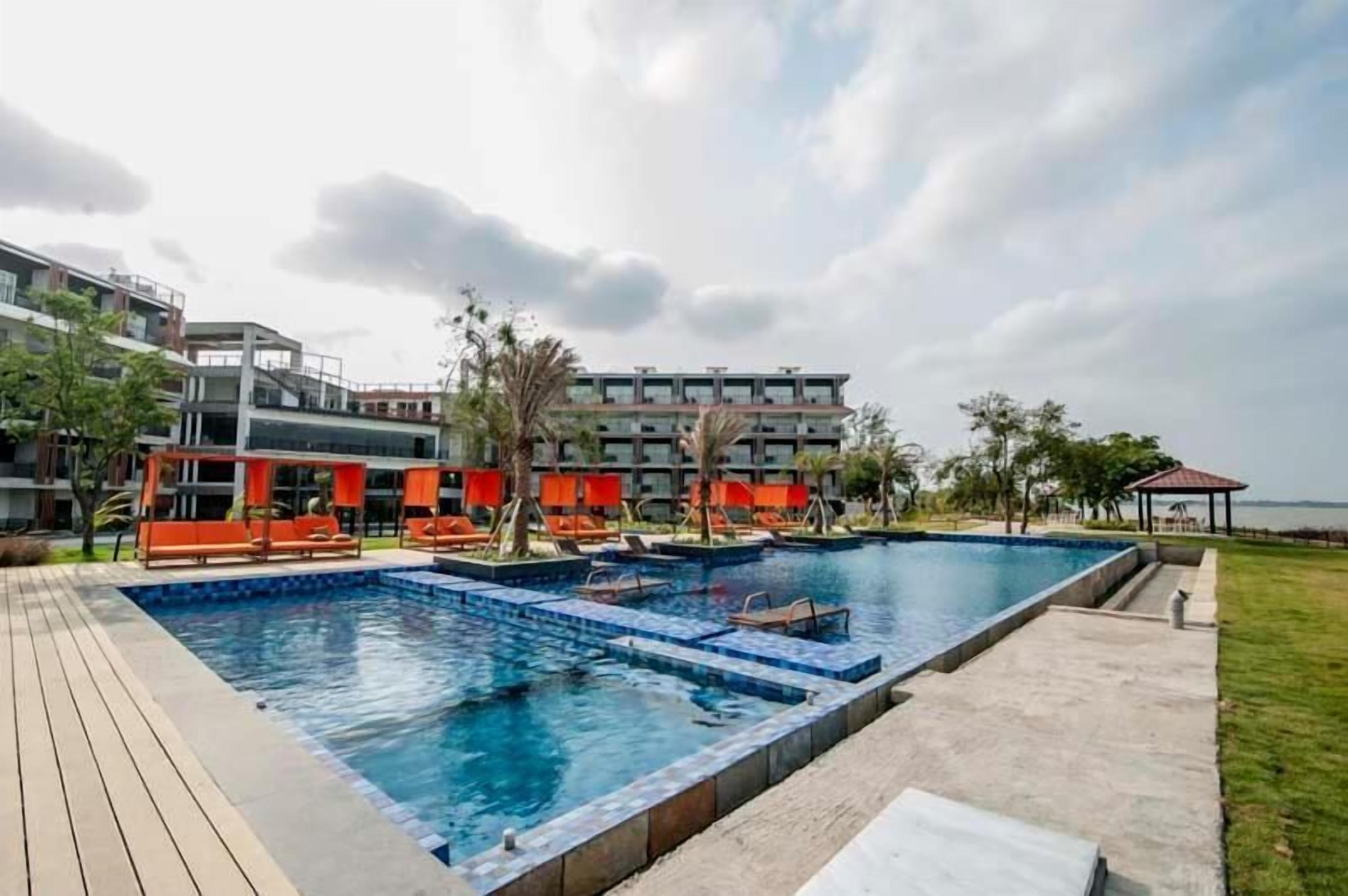 2 piscinas exteriores 