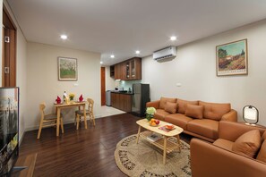 Quarto duplo, sacada, vista para a cidade | Área de estar | Smart TV