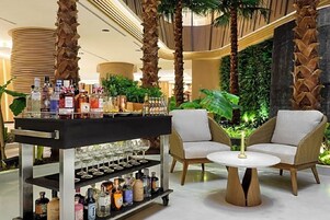 2 bares/lounges, um bar junto à piscina 