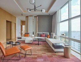 Quarto Suíço, Suite, 1 cama king-size | Sala de estar | Televisor de ecrã plano de 55 polegadas com canais por cabo, televisor