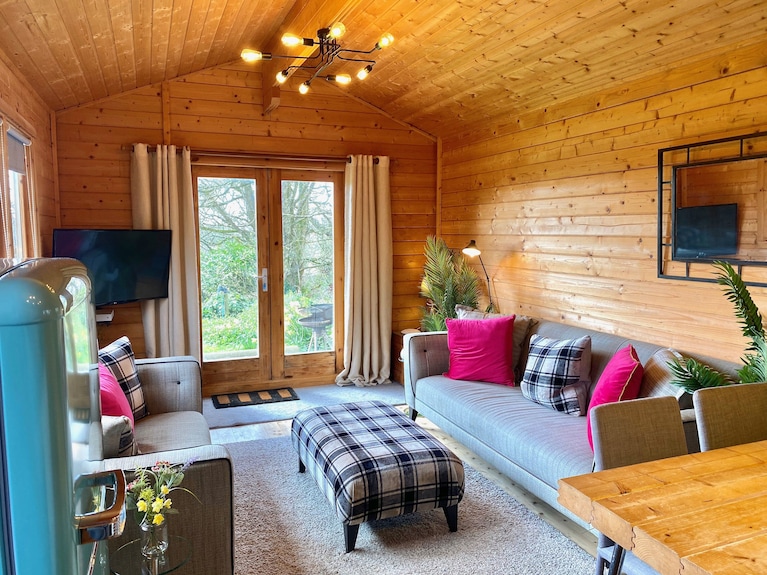 Yealm Cabin Is A Self Catering Log Cabin In Devon With Hot Tub, South Hams, Uk. - Noss Mayo