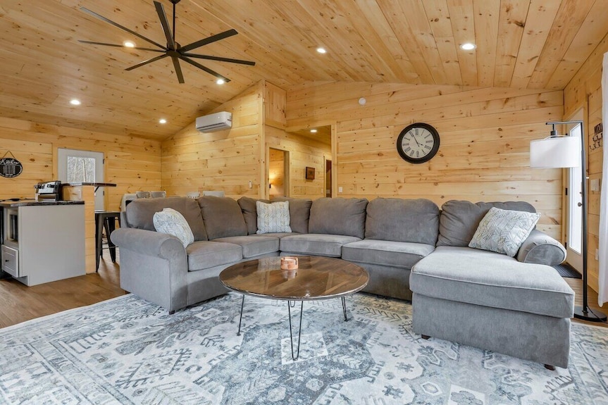 Deerberry Ridge (Hocking Hills Area) - Hocking Hills State Park, OH