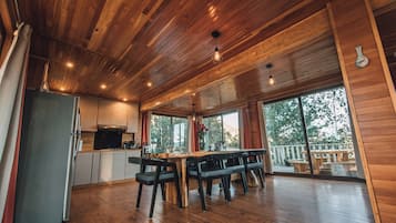 Chalé panorâmico, 3 quartos, lareira, vista para a montanha | Cozinha privada | Cafeteira/chaleira