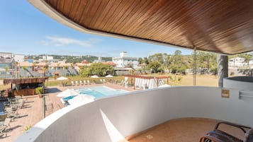 Quarto Deluxe, vista para a piscina | Vista do quarto