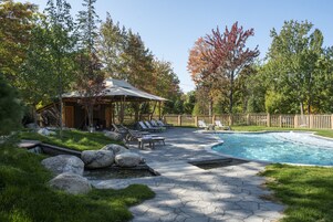 Piscina externa sazonal, funciona das 8h às 20h, espreguiçadeiras