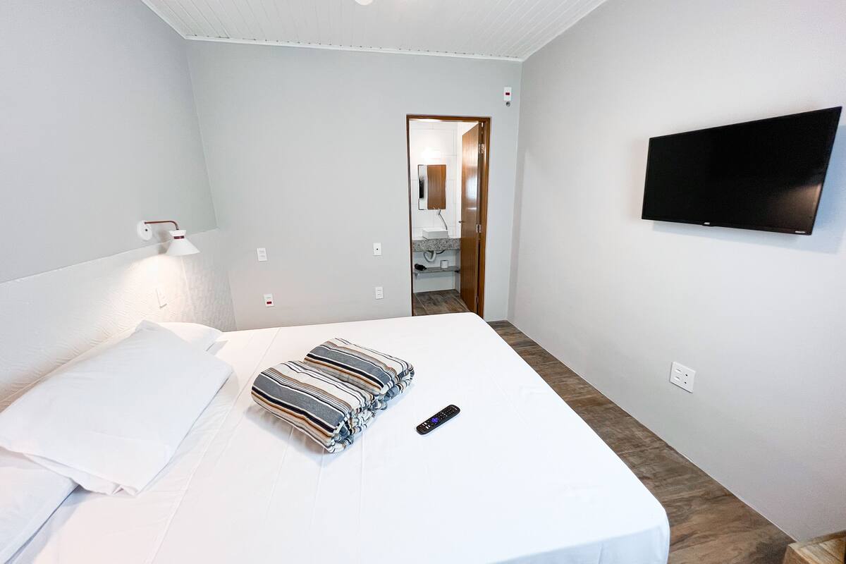 Quarto casal standard, 1 cama Queen, para não fumantes, vista para a montanha | Wi-Fi de cortesia, roupa de cama