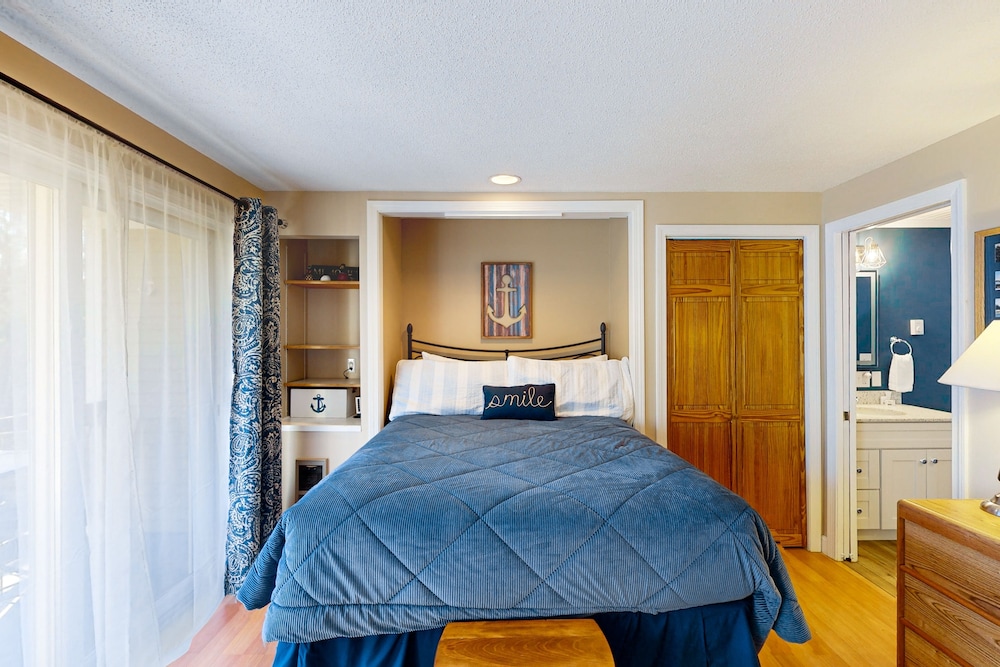 Conveniently Located Condo W/ A Balcony, Access To Sports Courts & Private Beach - Lake Winnipesaukee, NH