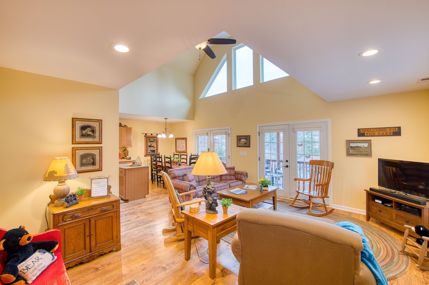 Open And Modern Upper-level Space With Wifi, Central Ac, Pool, Wraparound Deck - Waynesville, NC