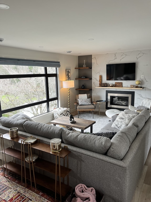 Diver Lake Dream- Entertainers Kitchen, Hot Tub, Large Deck, Fenced Yard,gardens - Nanaimo