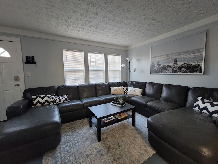 Cozy 4 Bedroom Home Away From Home - Eastern Michigan University, Ypsilanti