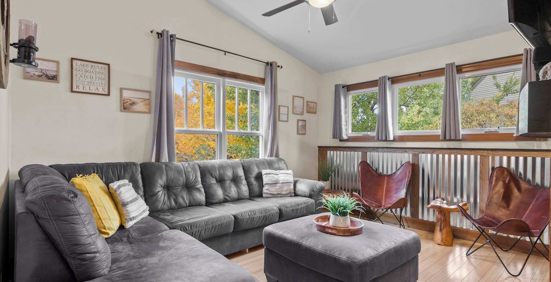 Red Timbers Near Beaches And Wineries - Shady Lane Cellars, Suttons Bay