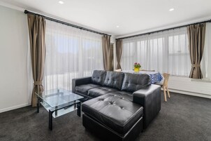 Casa, 3 quartos | Área de estar | TV de tela plana 43 polegadas com canais via satélite, TV