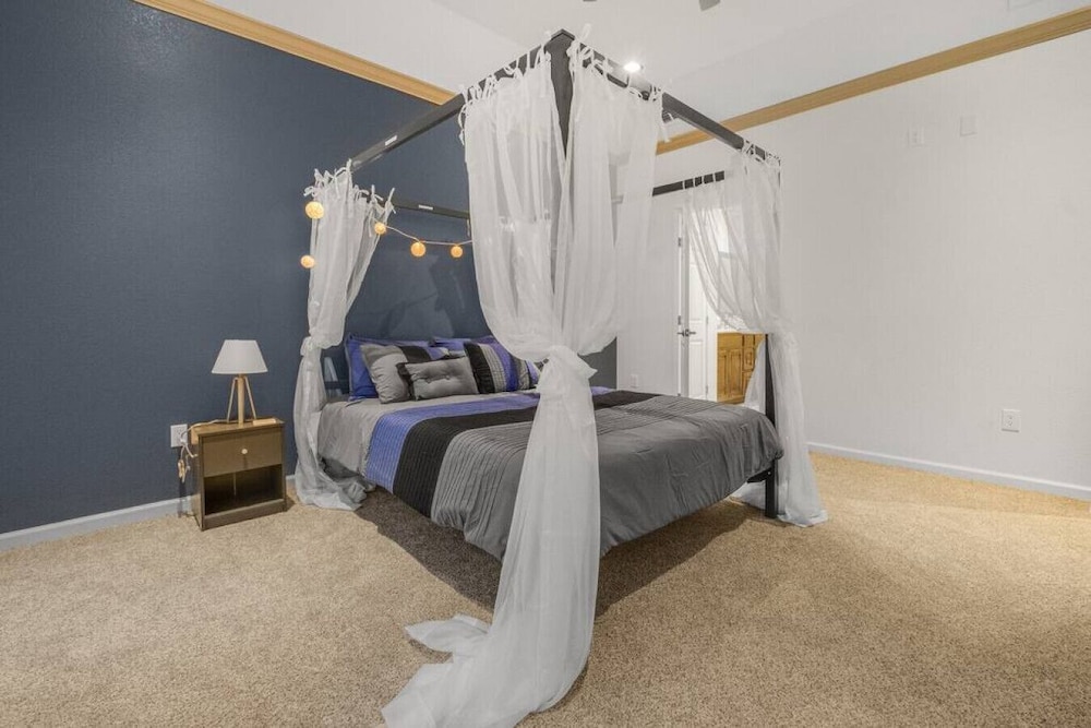 Gorgeous 4 Bedroom Near Uptown/downtown/deep Ellum, Arcade, Games, 75" Tv, Bbq - Dallas, TX