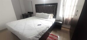 Quarto casal standard | Banheiro | Chuveiro, produtos de toalete grátis, toalhas de banho, sabonete