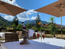 Terraço com espreguiçadeiras