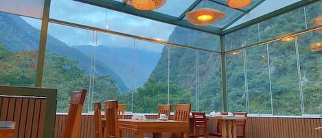 Café da manhã inglês grátis todos os dias
