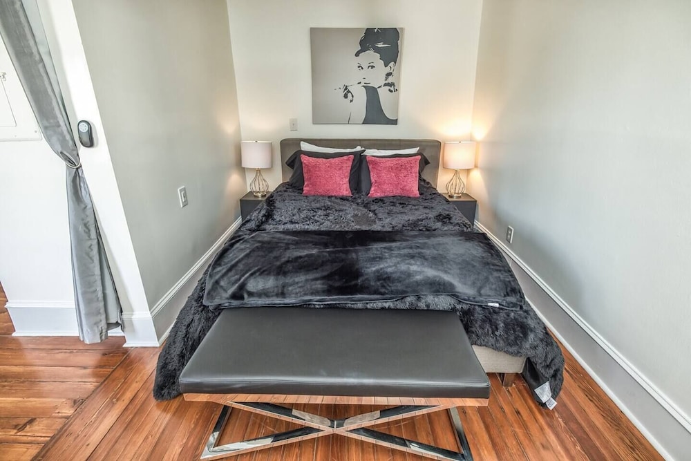 Manhattan On Front! Balcony Park Free! - Wilmington, NC