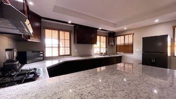 Villa Deluxe | Cozinha privada | Uma máquina de café expresso, Produtos de limpeza, Rolo de cozinha